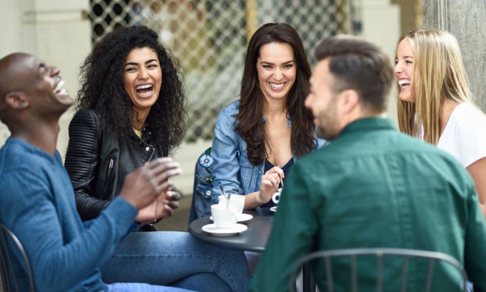 Cómo hacer nuevos amigos y darles una buena impresión - Hazlo Fácilmente